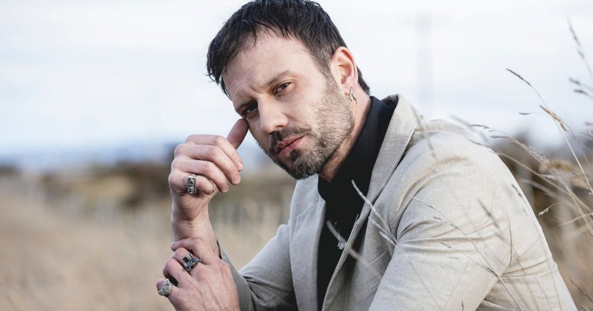 [Fotos] Hernán Contreras protagoniza osada sesión de fotos al desnudo - m360.cl