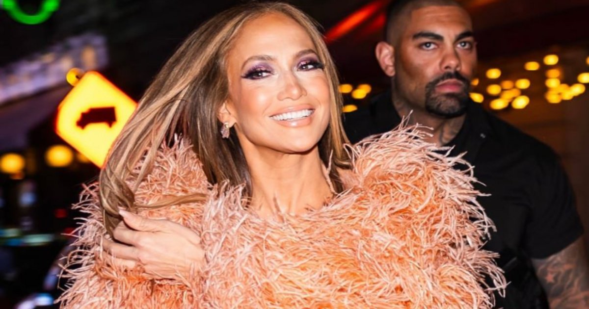 JLo protagonizó beso triple en la obertura de los American Music Awards ...